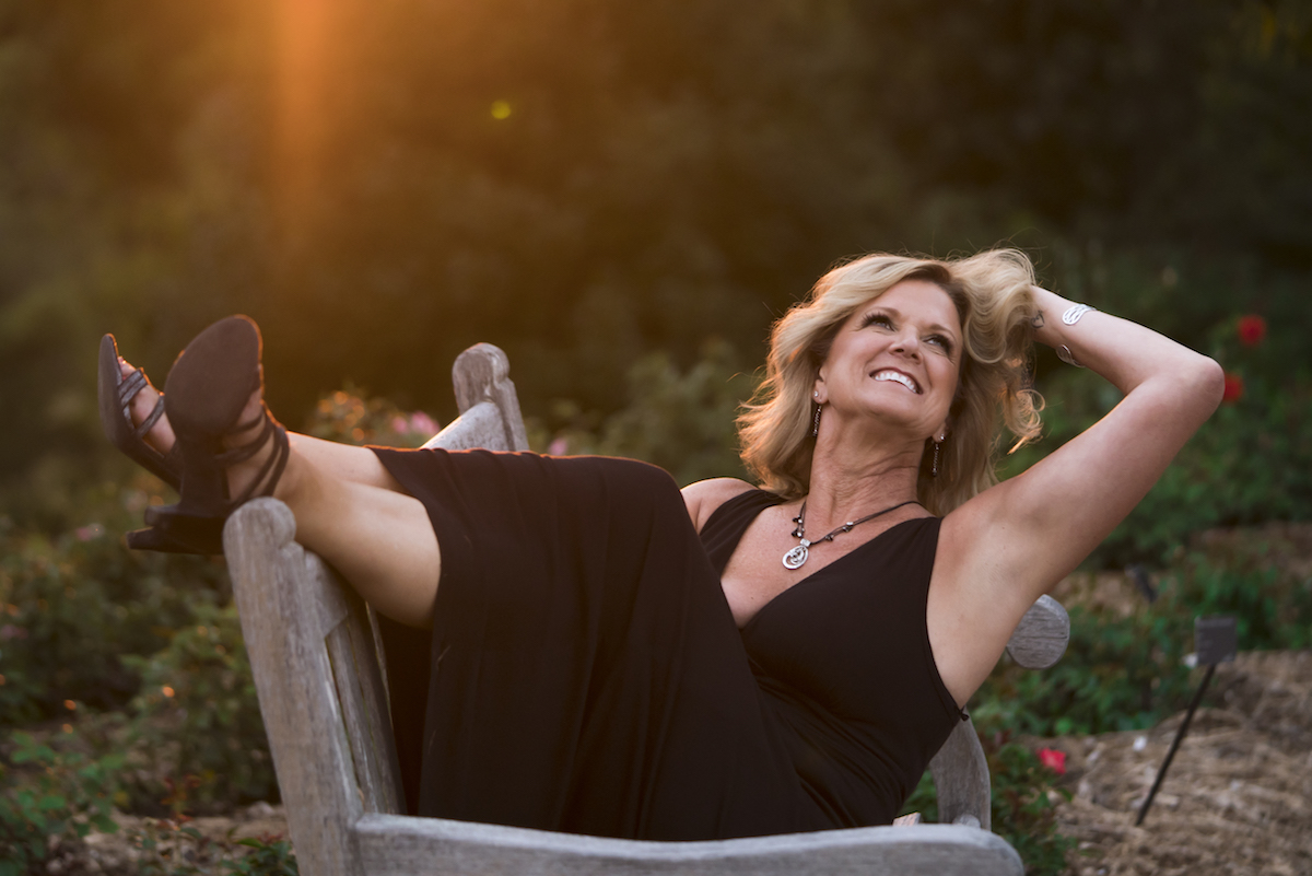 Rändi Fay premieres her latest single, a cover of the Christmas classic ...